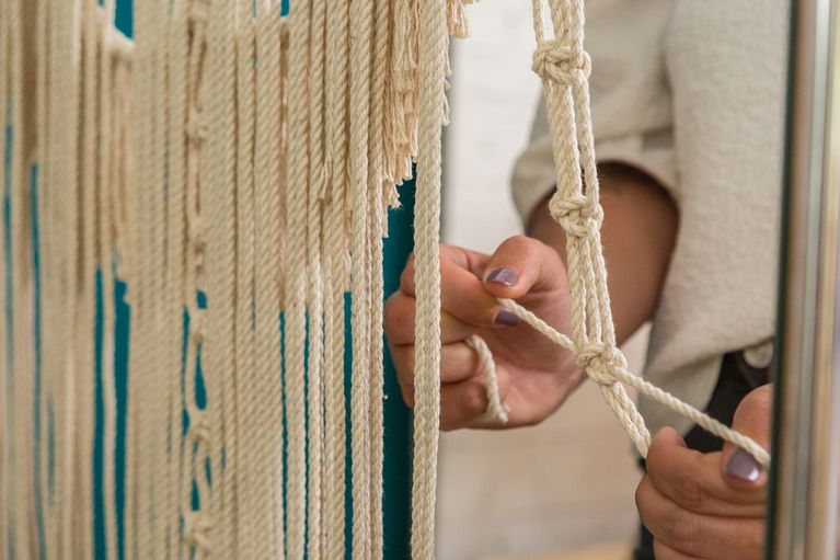 PDF gratis: guía con 7 nudos básicos de macramé | Domestika